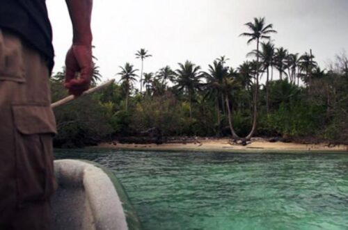 Naufraga barco cerca de selva de Panamá - Perspectiva Total