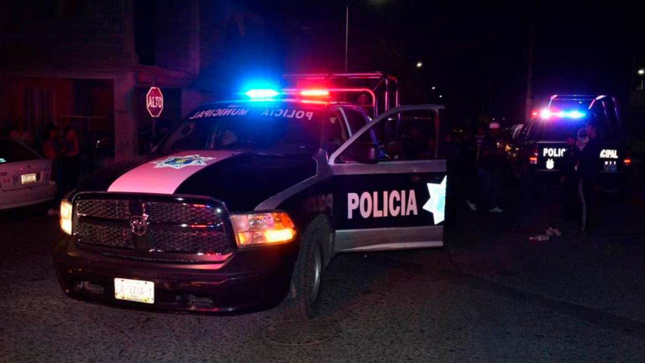 Conductor ebrio se vuelca tras chocar contra muro y deja cerveza regada ...