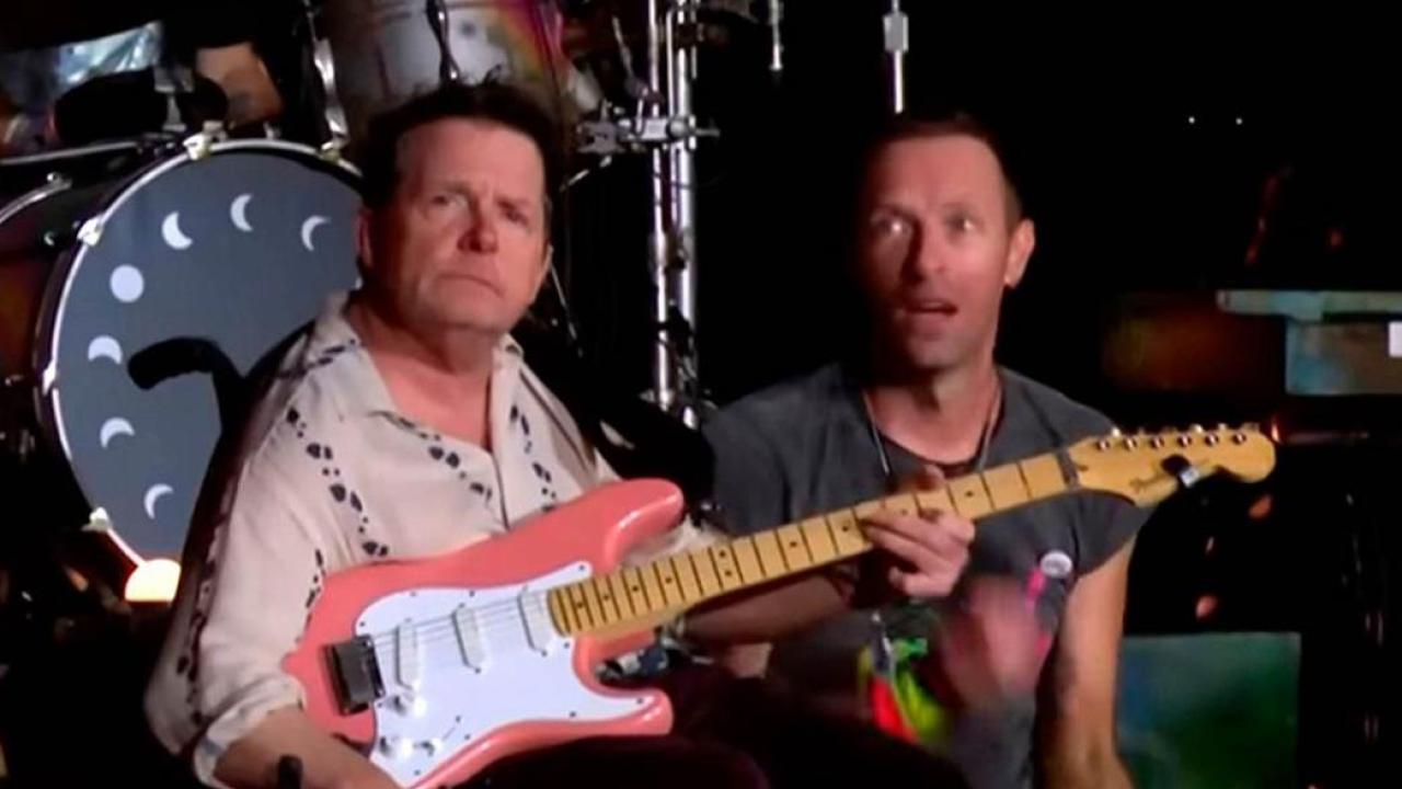 Coldplay sorprende al público con Michael J. Foxen el escenario en ...