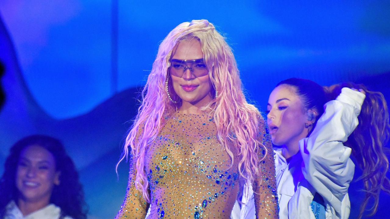 Karol G se conmueve hasta las lágrimas en pleno concierto al recordar a un amigo fallecido ...