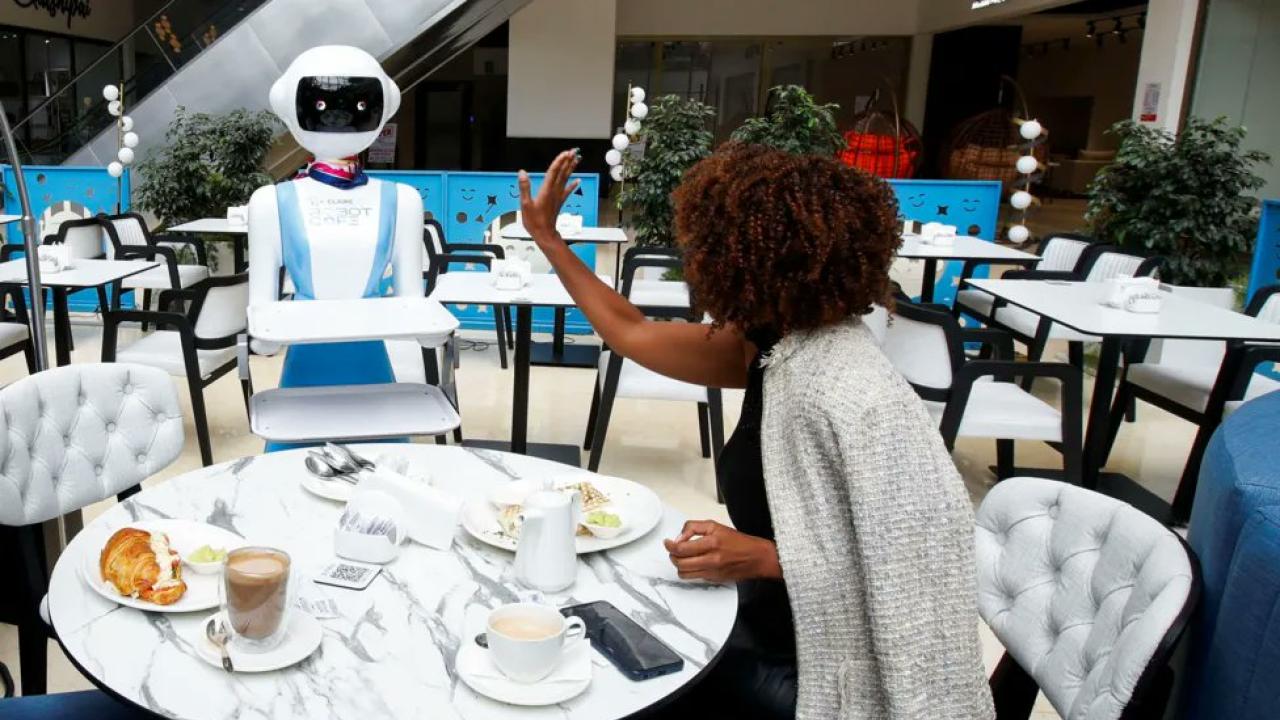 Robot Café en Nairobi utiliza robots para ofrecer un servicio futurista ...